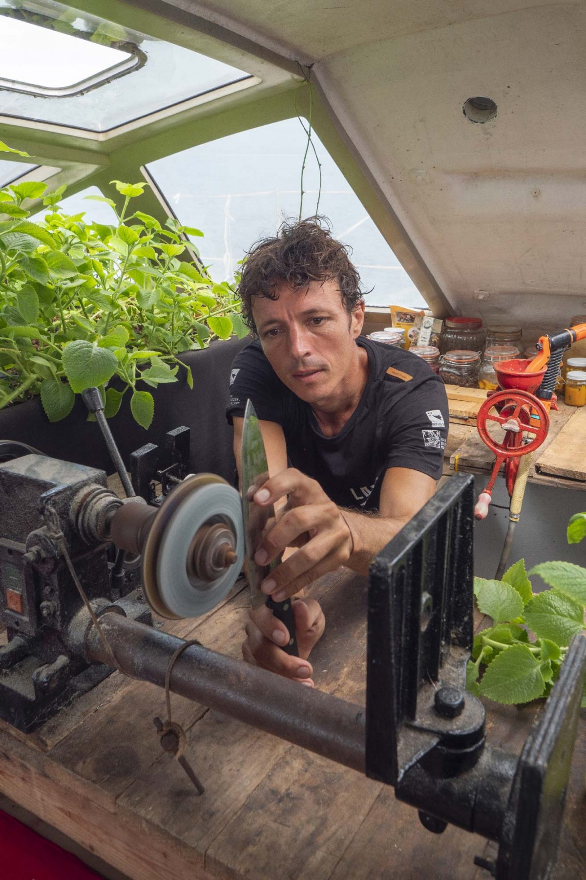 "Wave of change" : le surf trip de Damien Castera à bord du Low-tech Lab