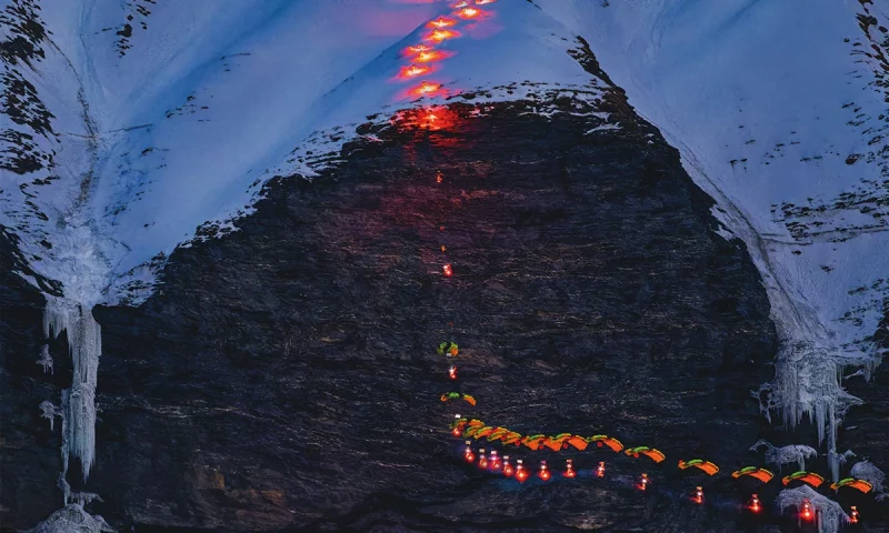 Matthias Giraud réalise le premier saut en ski base jump de nuit